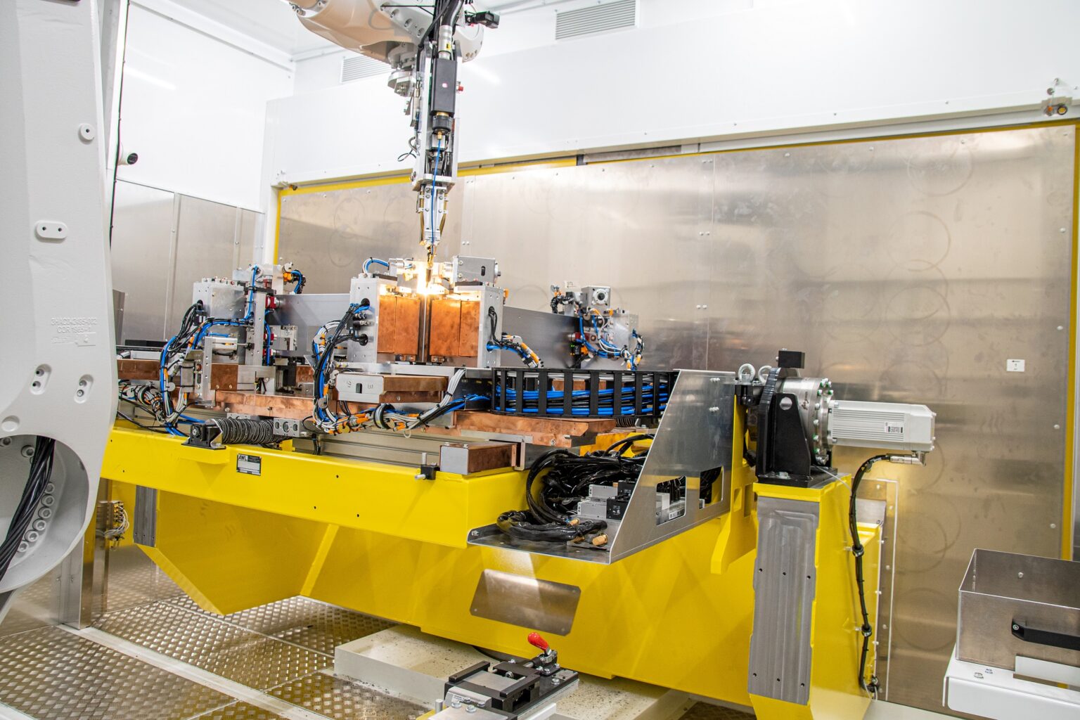 Lasmachine voor het volautomatisch lassen van elektriciteitskasten ...