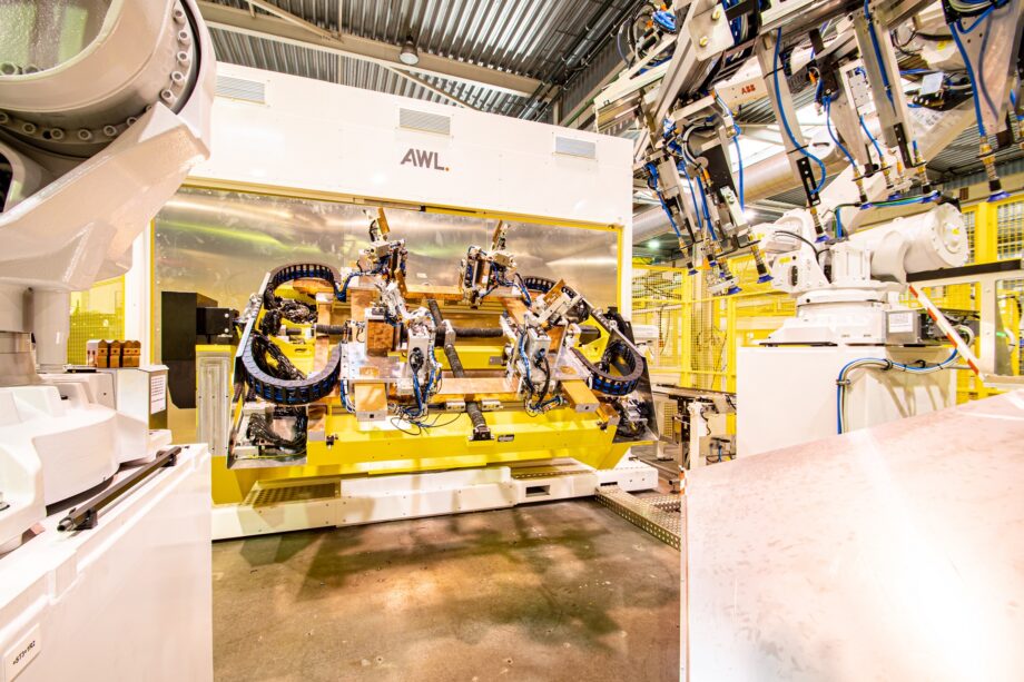 Lasmachine voor het volautomatisch lassen van elektriciteitskasten - MechDes Engineering